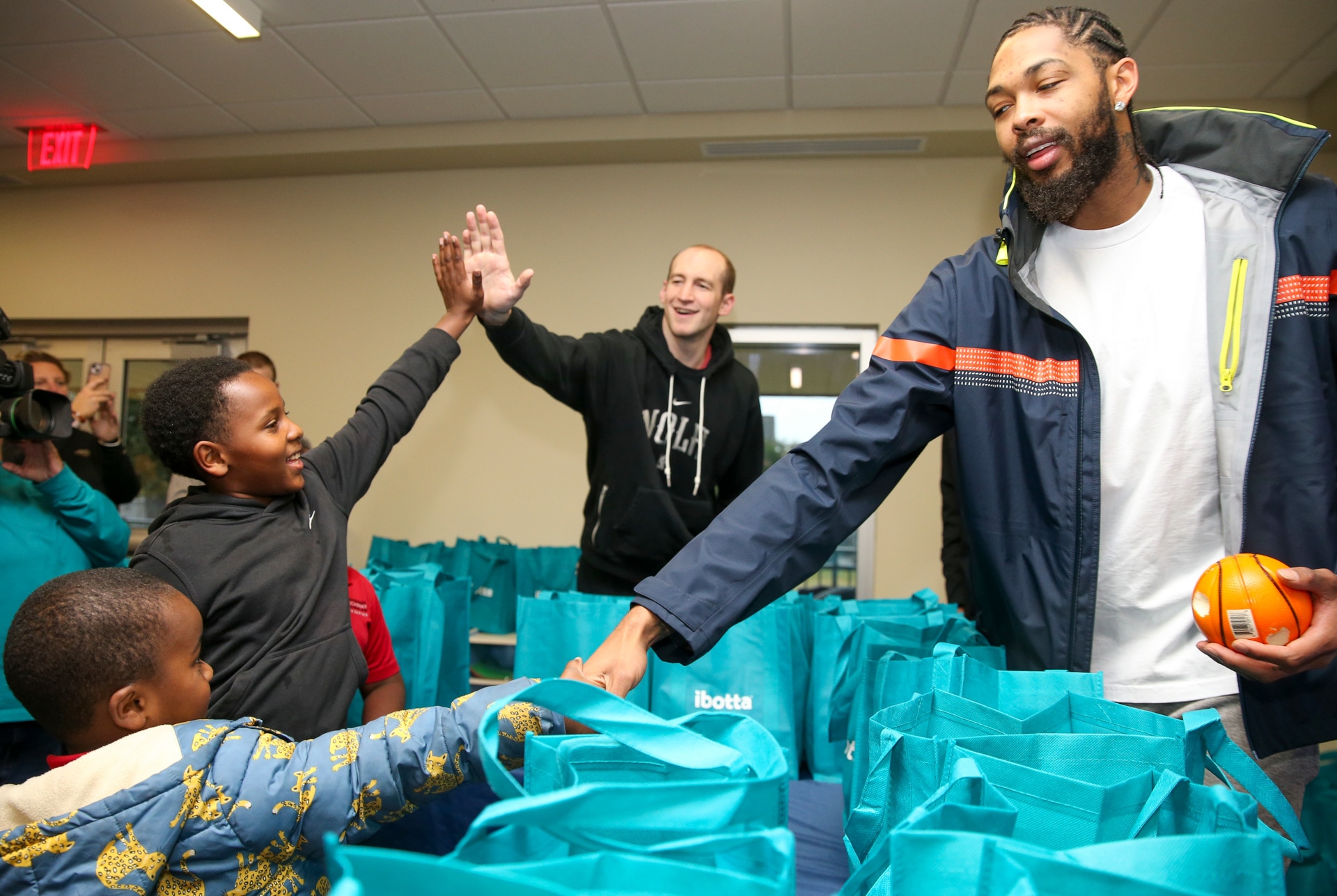Photos: Pelicans, Ibotta team up for Thanksgiving meal distribution at ...