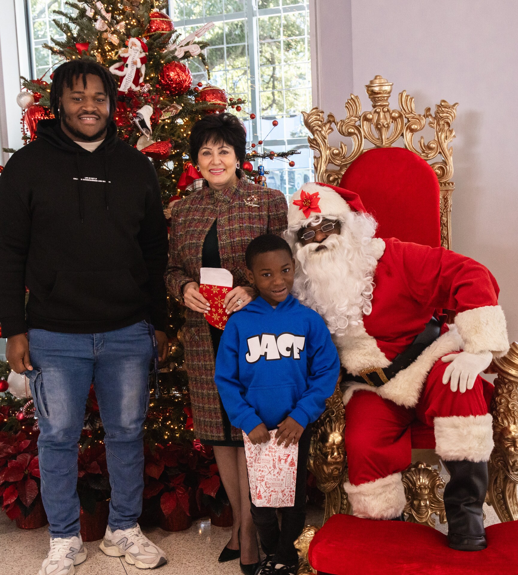 Photos: Gayle Benson visits United Way | Month of Giving 2023 Photo ...