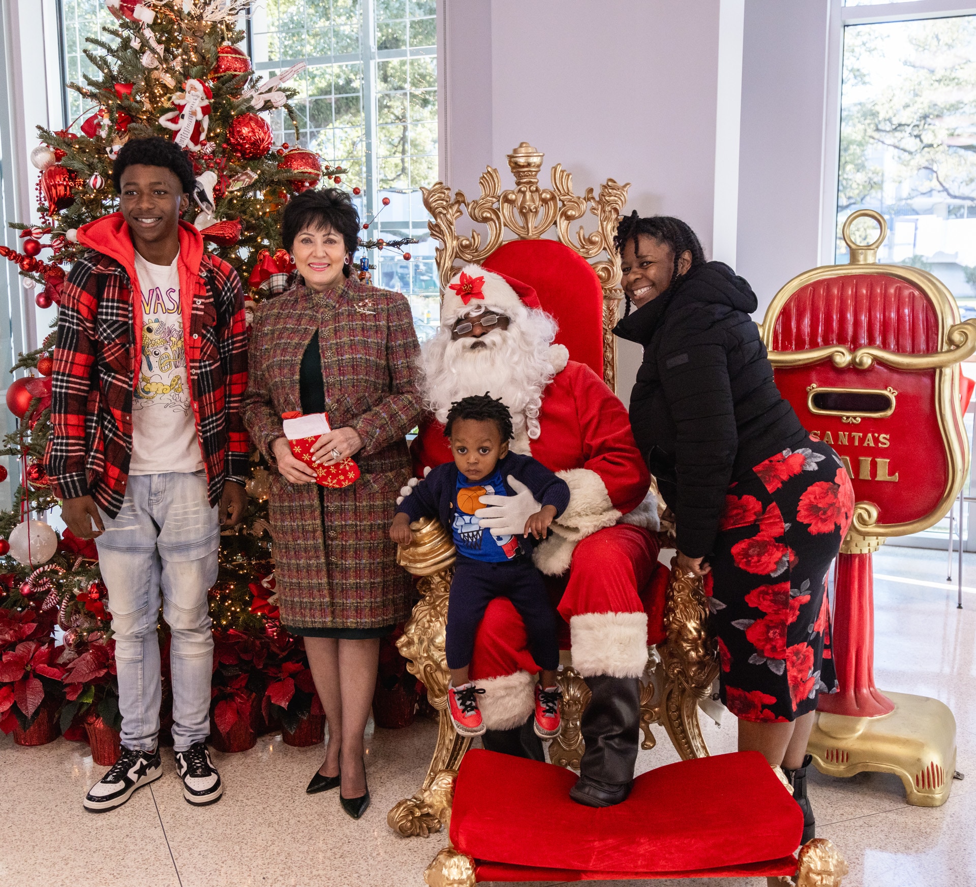 Photos: Gayle Benson visits United Way | Month of Giving 2023 Photo ...