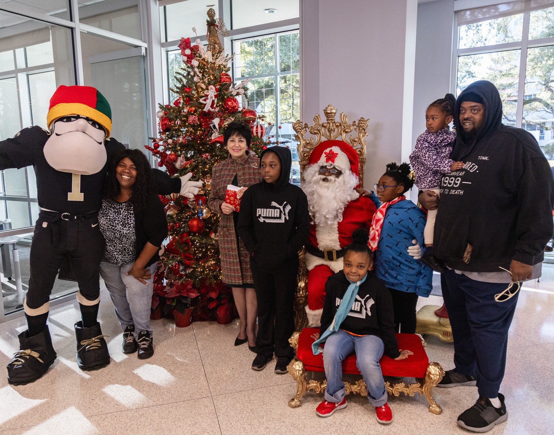 Photos: Gayle Benson visits United Way | Month of Giving 2023 Photo ...