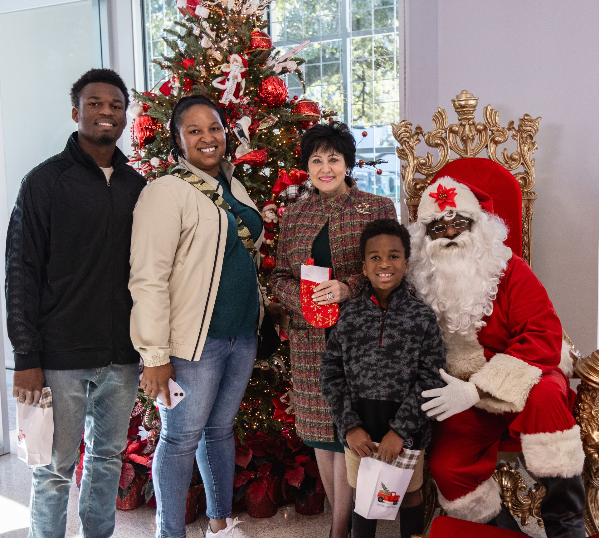 Photos: Gayle Benson visits United Way | Month of Giving 2023 Photo ...
