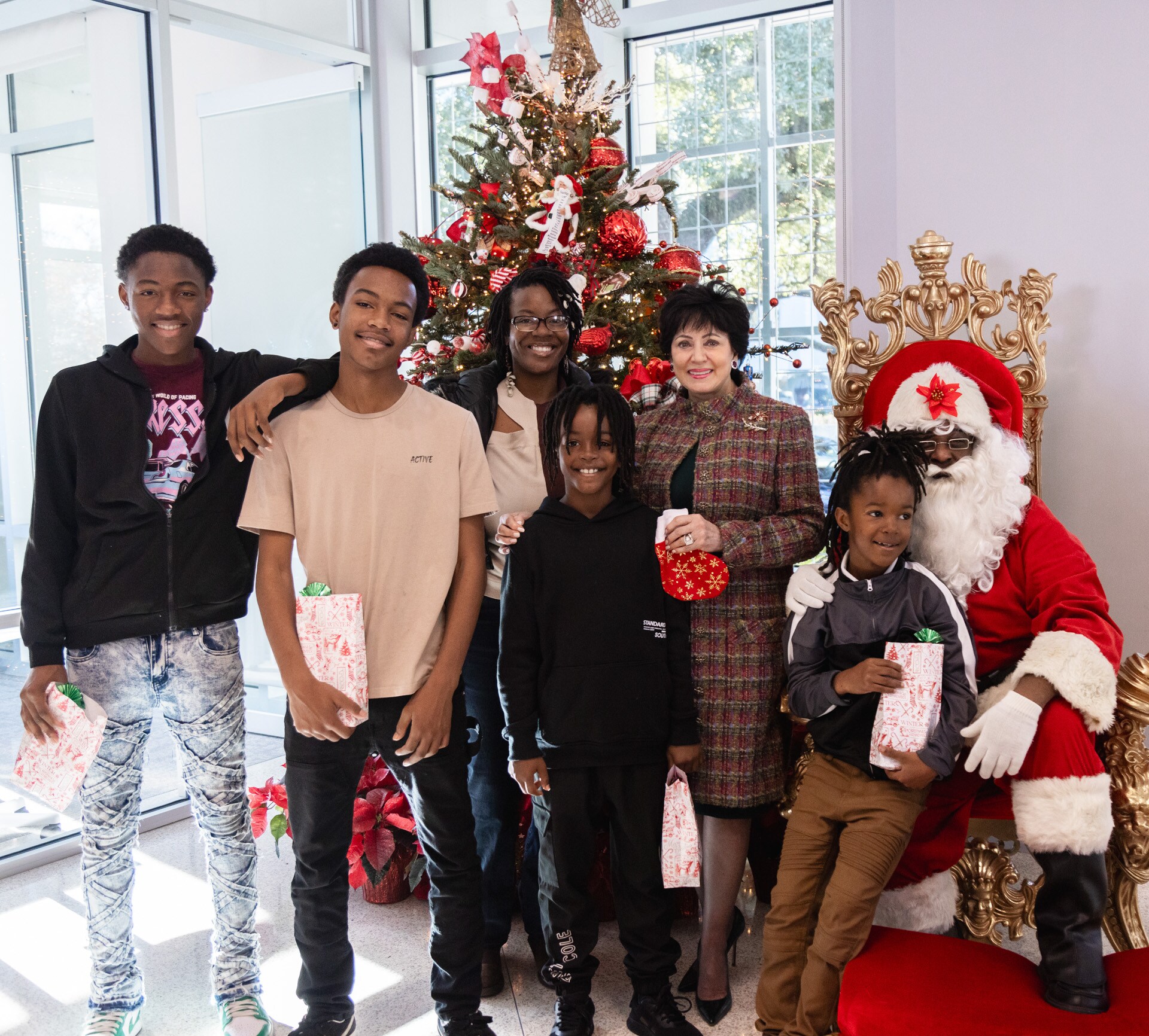 Photos: Gayle Benson visits United Way | Month of Giving 2023 Photo ...
