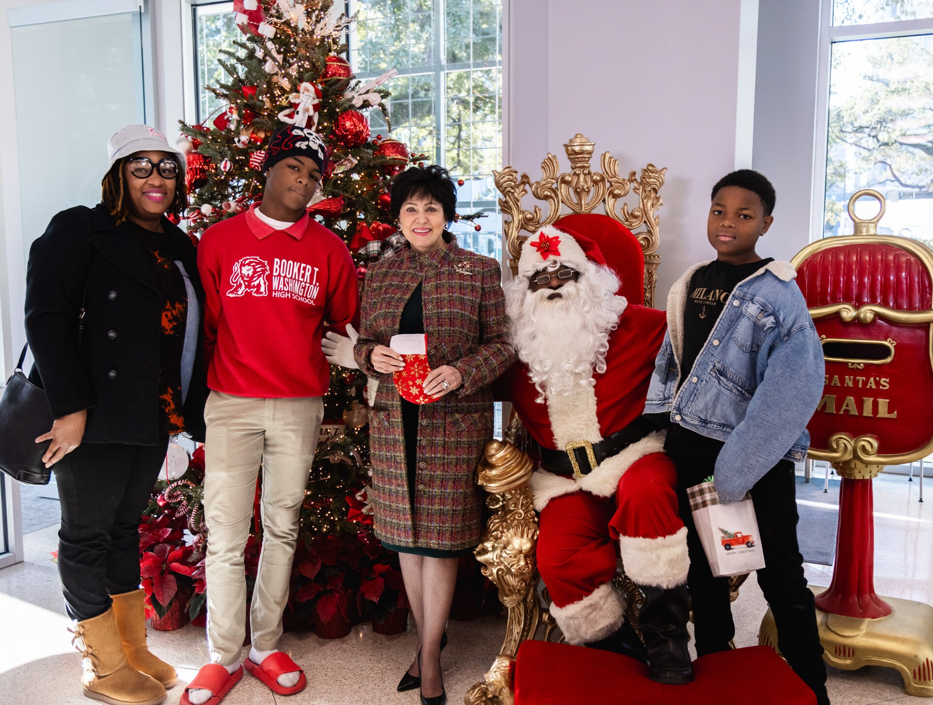Photos: Gayle Benson visits United Way | Month of Giving 2023 Photo ...