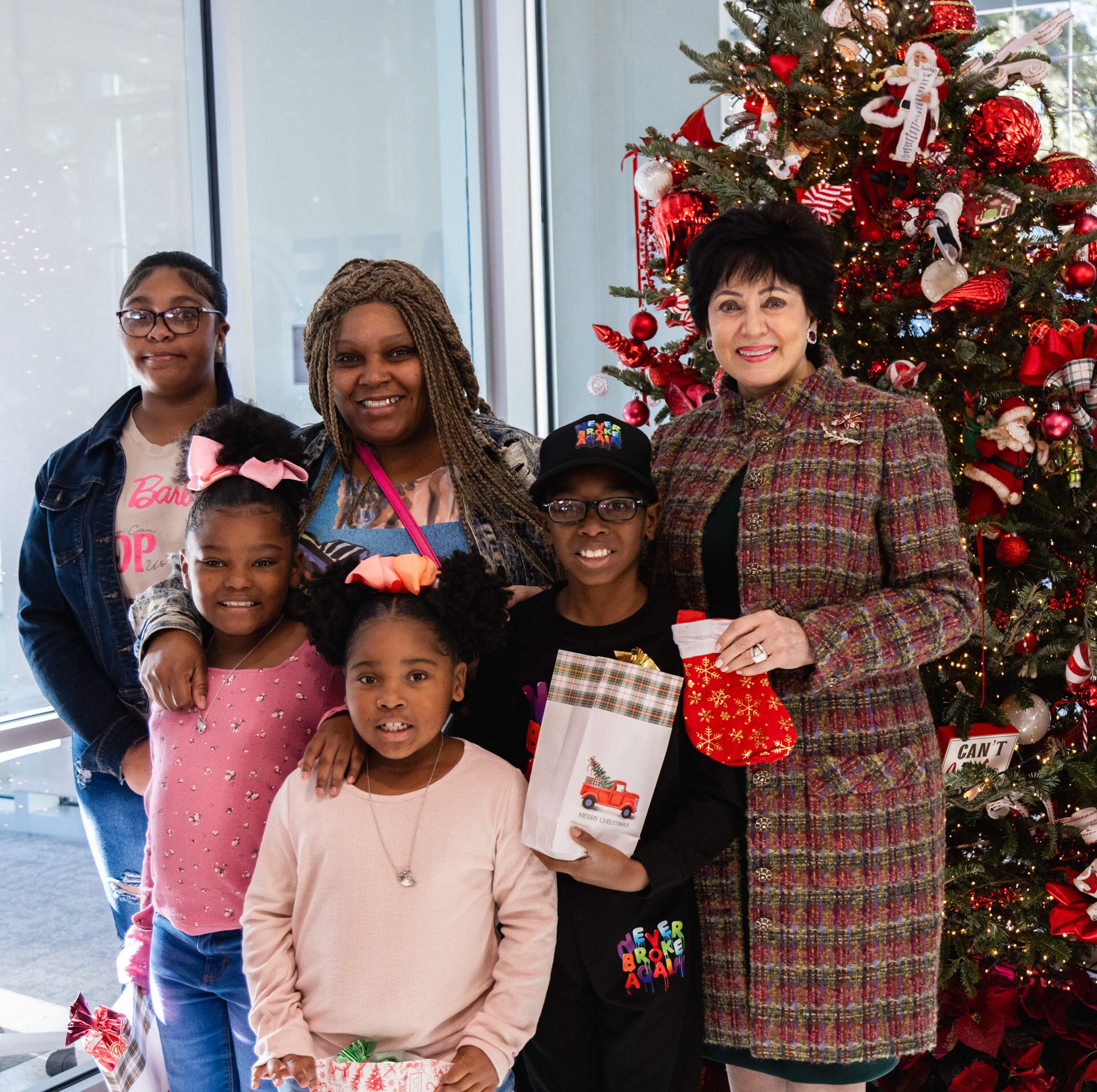 Photos: Gayle Benson visits United Way | Month of Giving 2023 Photo ...