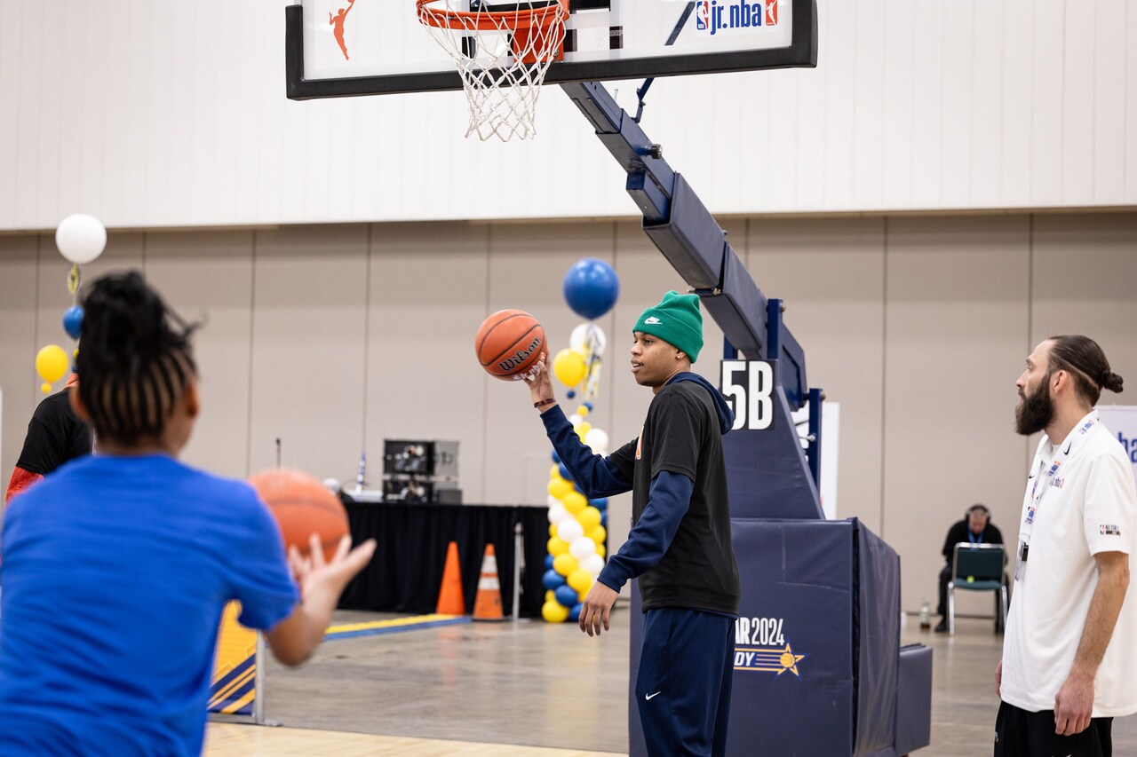 Photos: Jordan Hawkins at Jr. NBA Day | 2024 All-Star Weekend | New ...