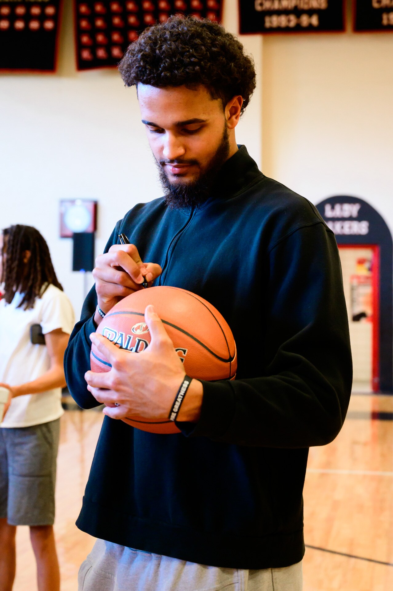 Photos: Jeremiah Robinson-Earl and his father gift basketball shoes to ...