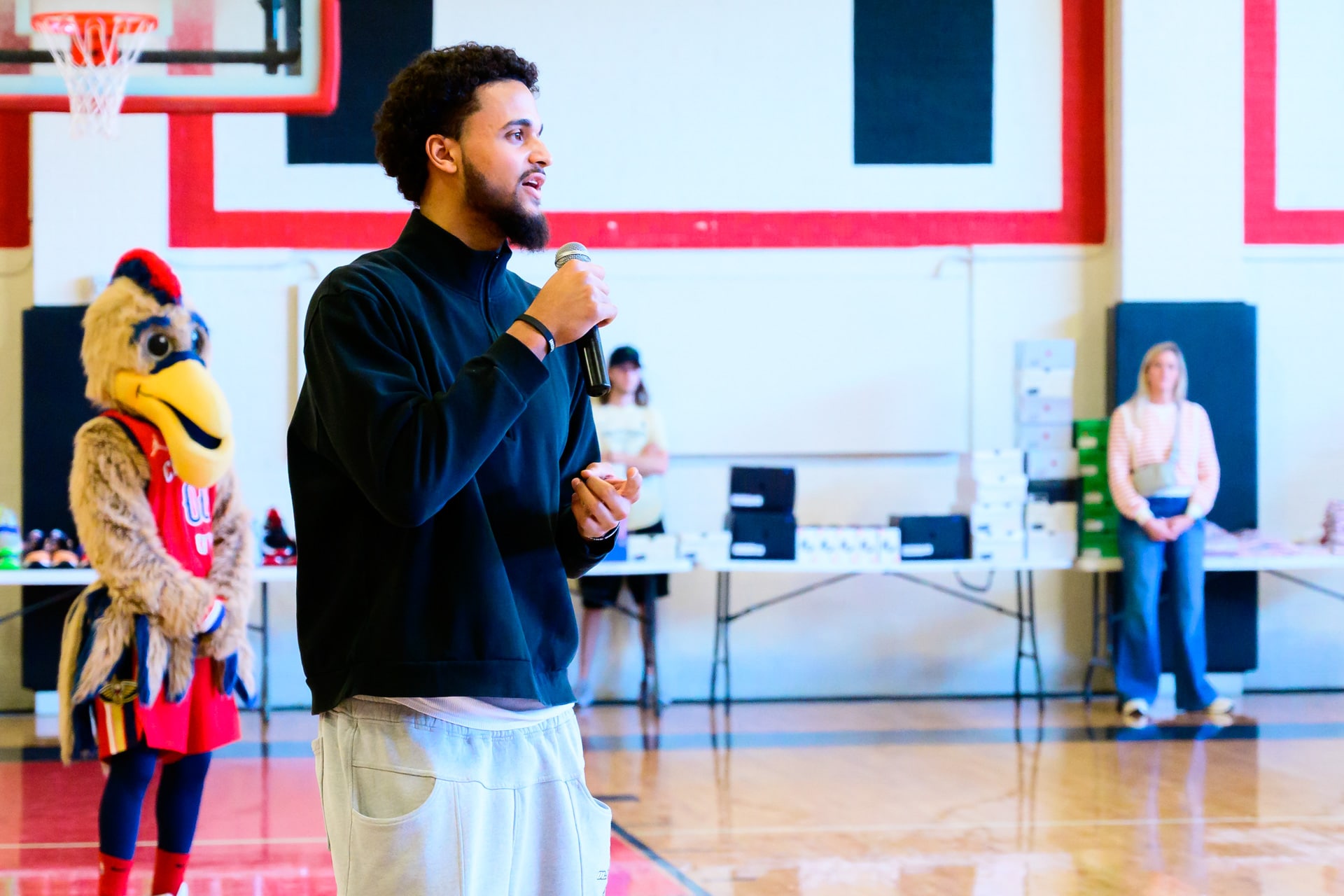 Photos: Jeremiah Robinson-Earl and his father gift basketball shoes to ...