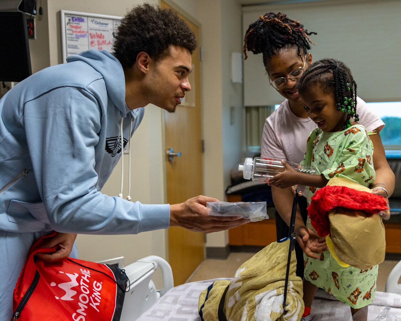 Photos: Antonio Reeves, Keion Brooks Jr., Lester Quiñones visit Ochsner ...