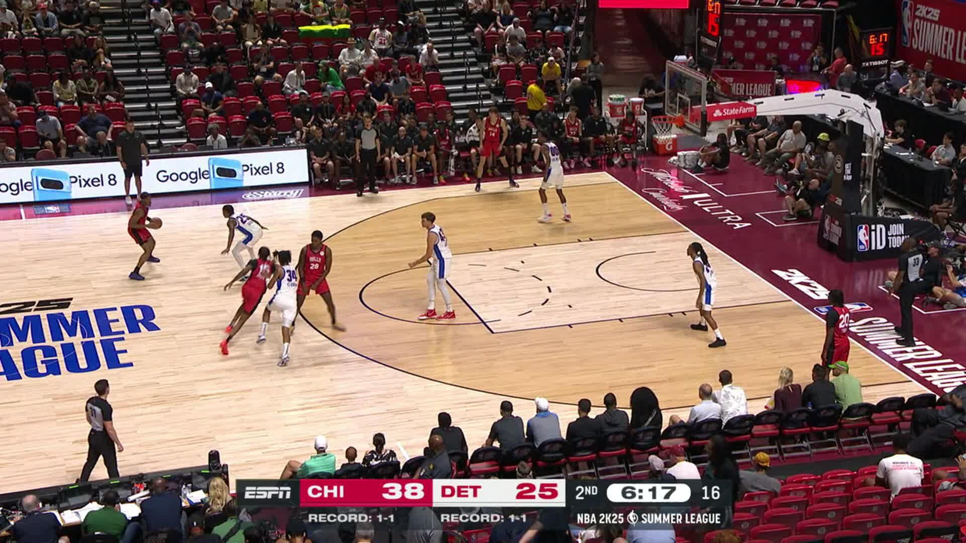 Julian Phillips crashes home for the slam | Chicago Bulls