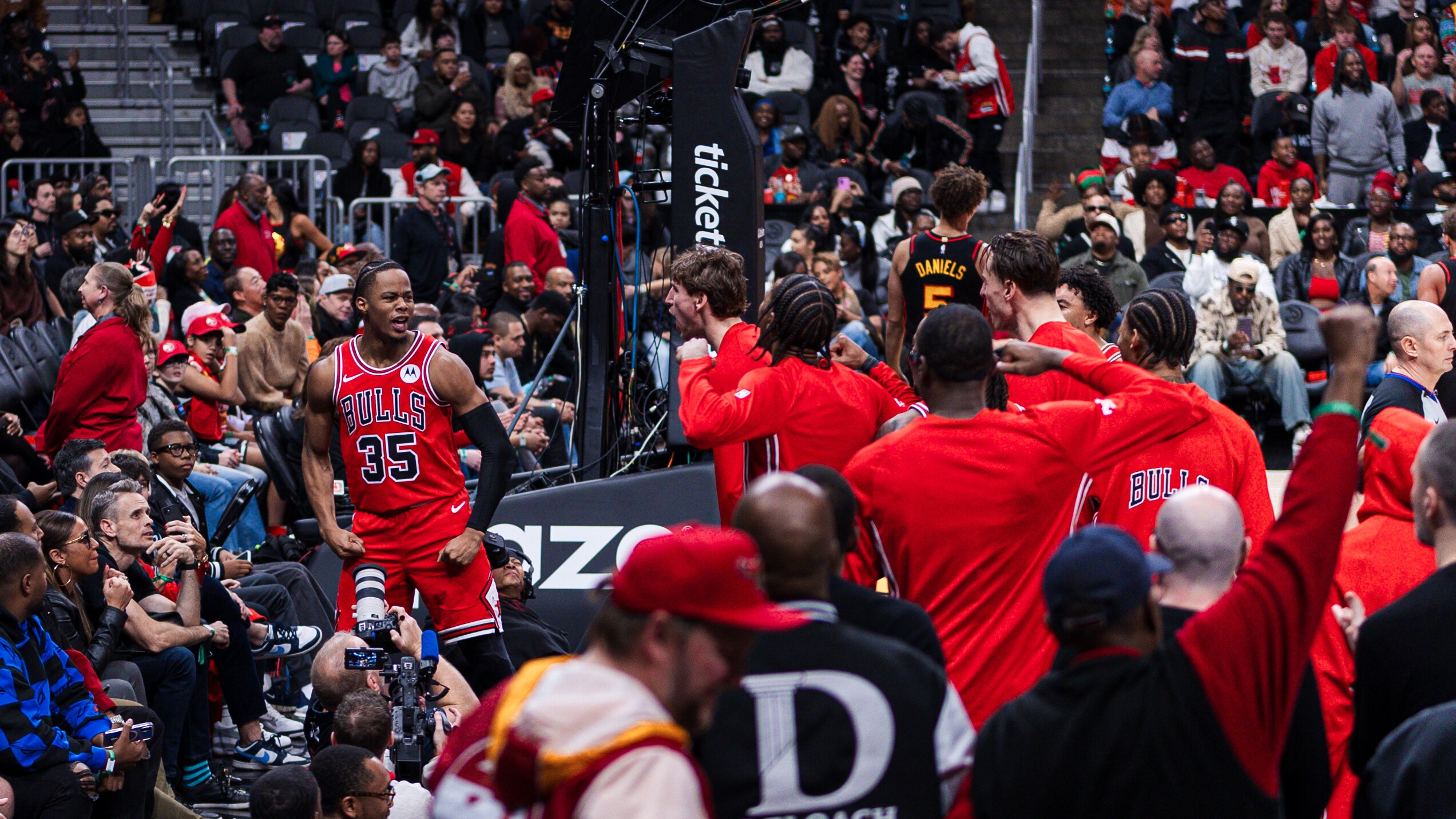 Bulls hold off Hawks in 152-150 track meet | Chicago Bulls