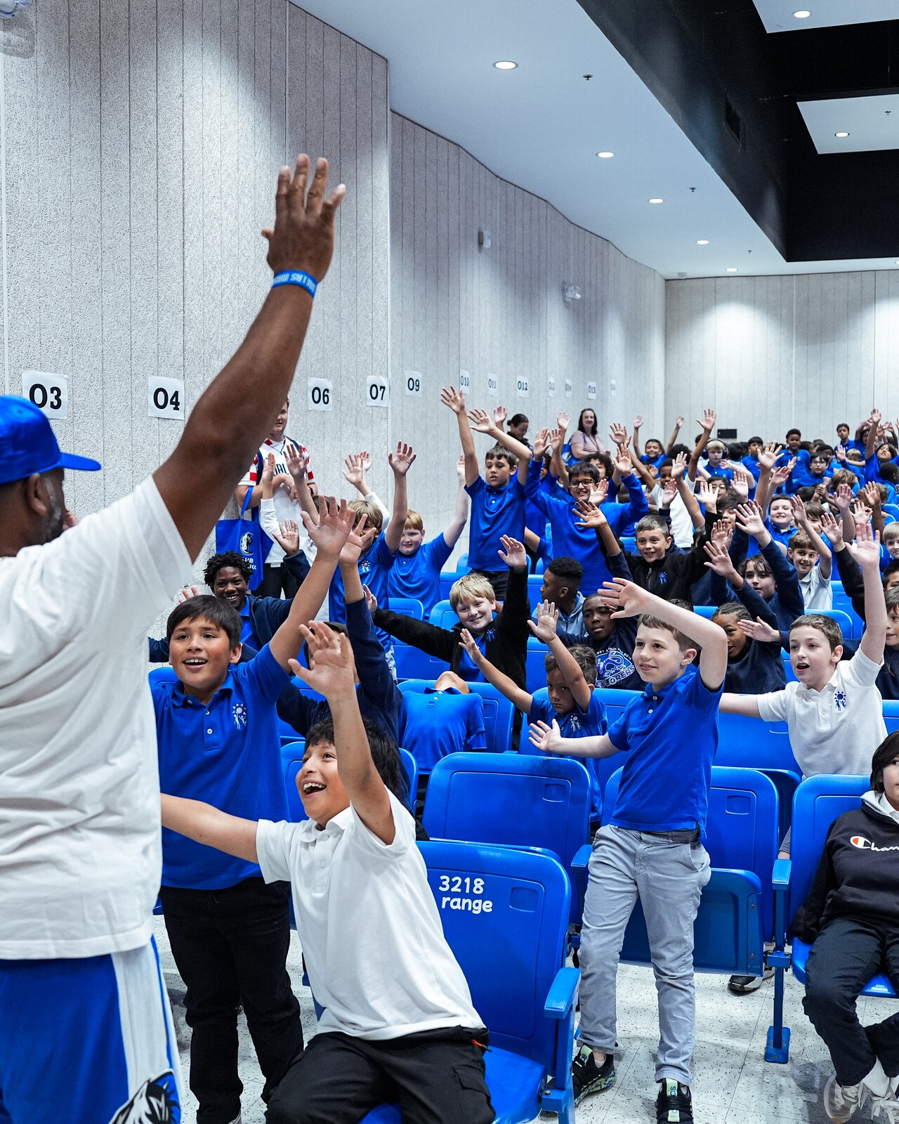 Mark Aguirre gets emotional as Mavs retire his No. 24 jersey | Dallas ...