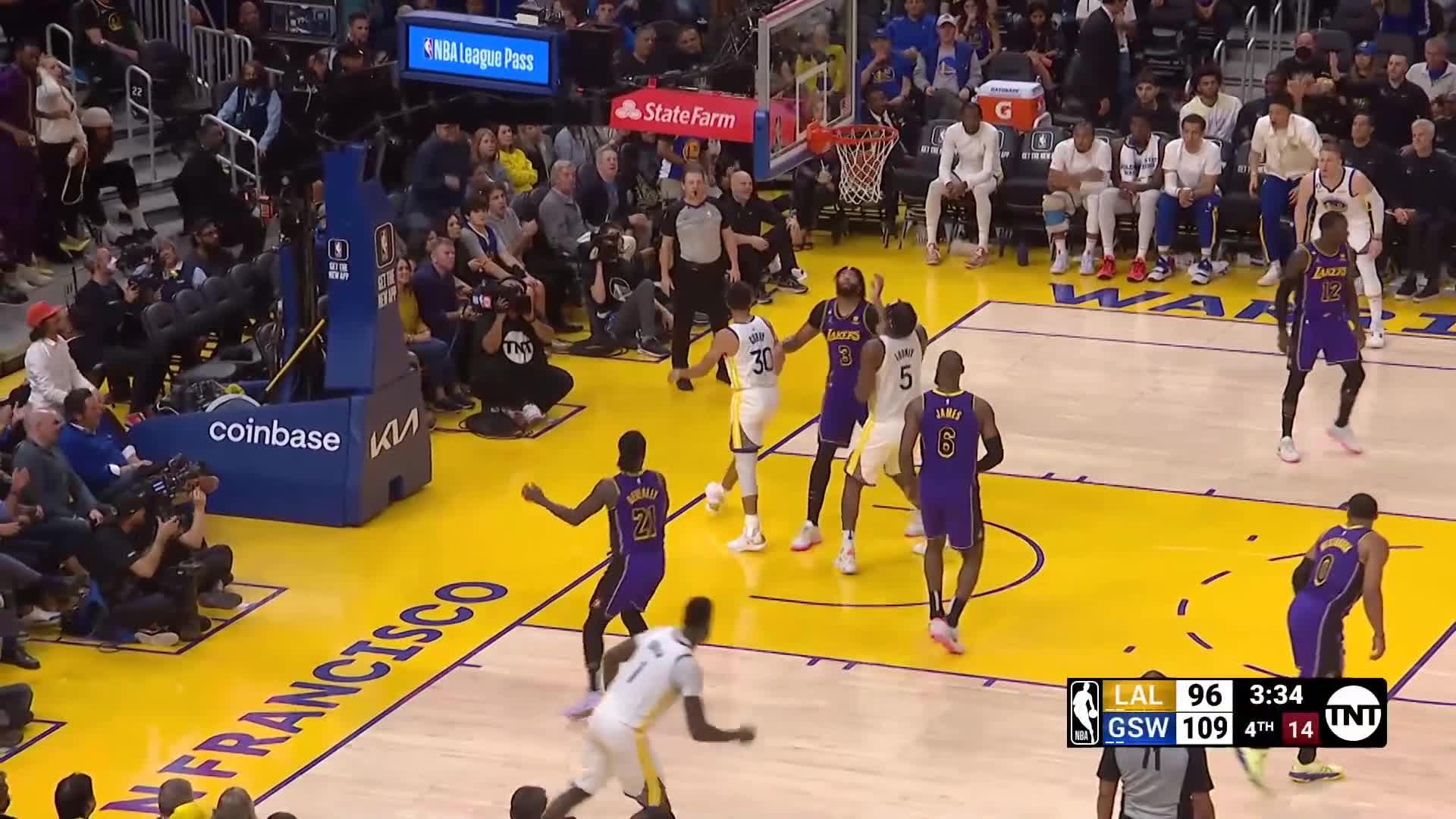 Stephen Curry with the great play!