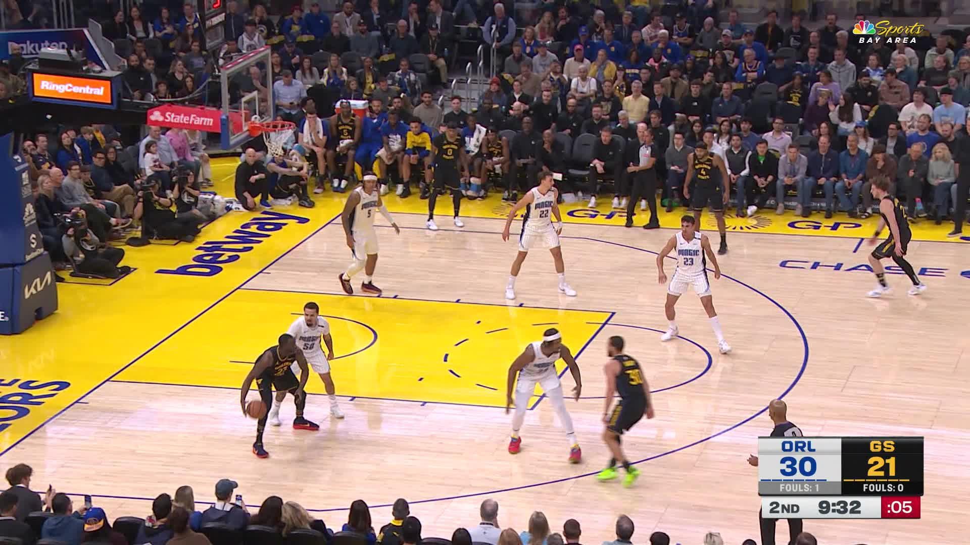 A great dime by Draymond Green leads to the score