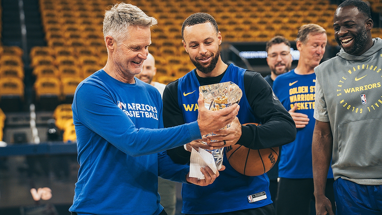 Warriors Guard Stephen Curry Wins PBWA’s 2023-24 Magic Johnson Award