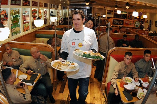 Lakers Serve Thanksgiving Dinner Photo Gallery | NBA.com