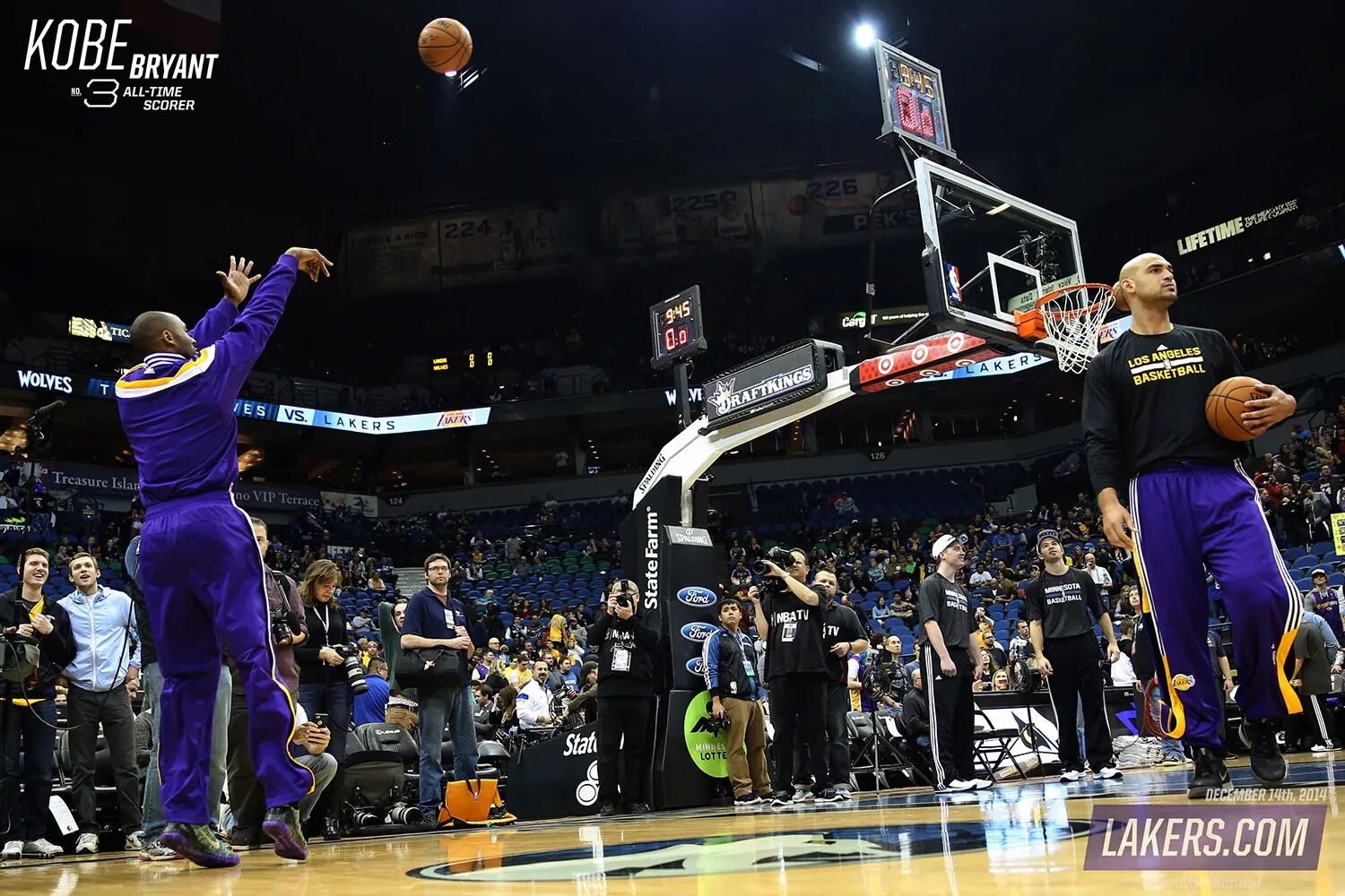 History Day in Photos Kobe Passes Jordan | NBA.com