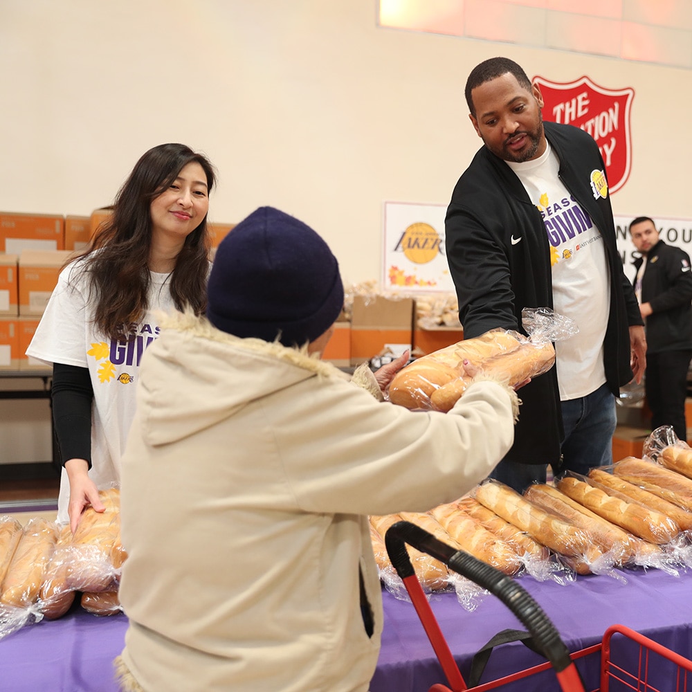 Photos: Lakers Turkey Giveaway 2022 | Los Angeles Lakers