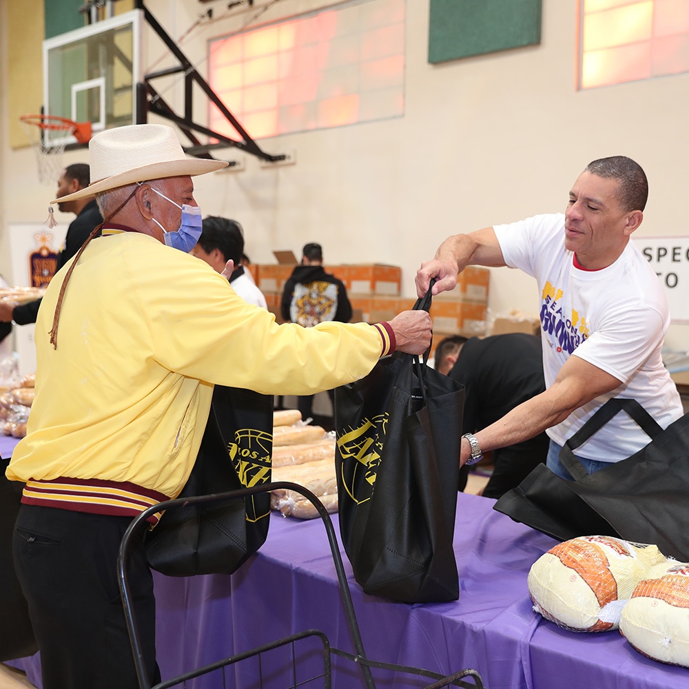 Photos: Lakers Turkey Giveaway 2022 | Los Angeles Lakers