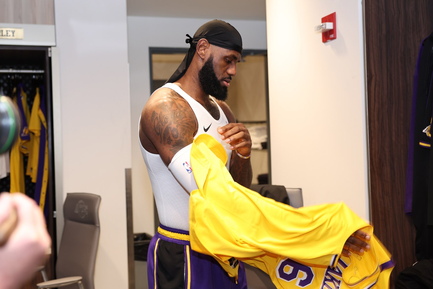 A Night In Photos: Watching LeBron Become the Scoring King | NBA.com