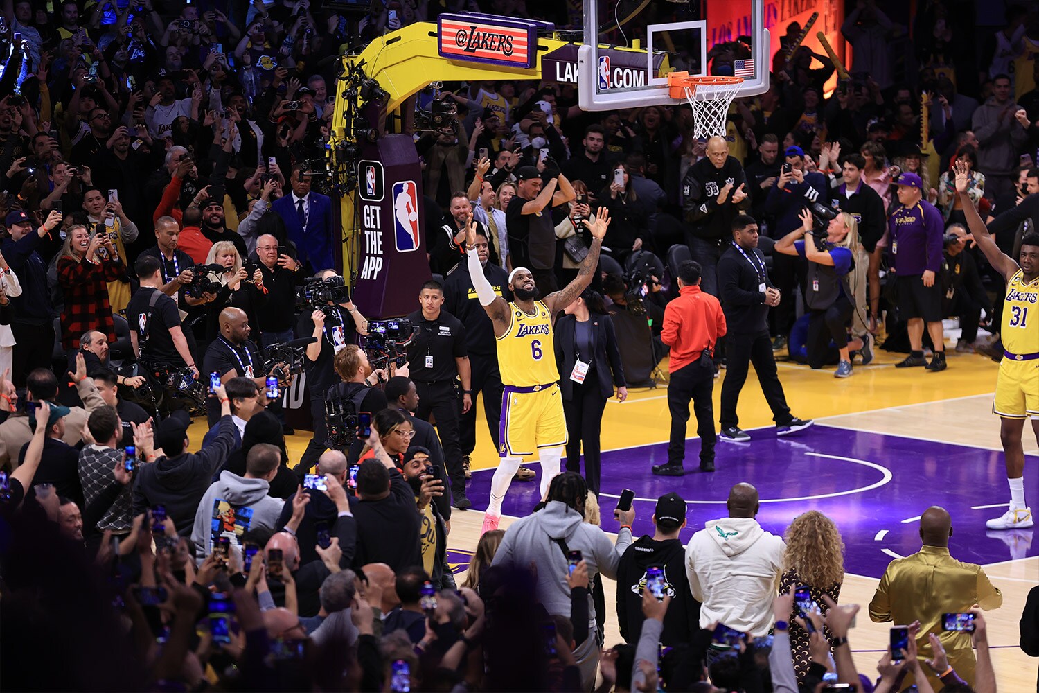 A Night In Photos: Watching LeBron Become the Scoring King | NBA.com
