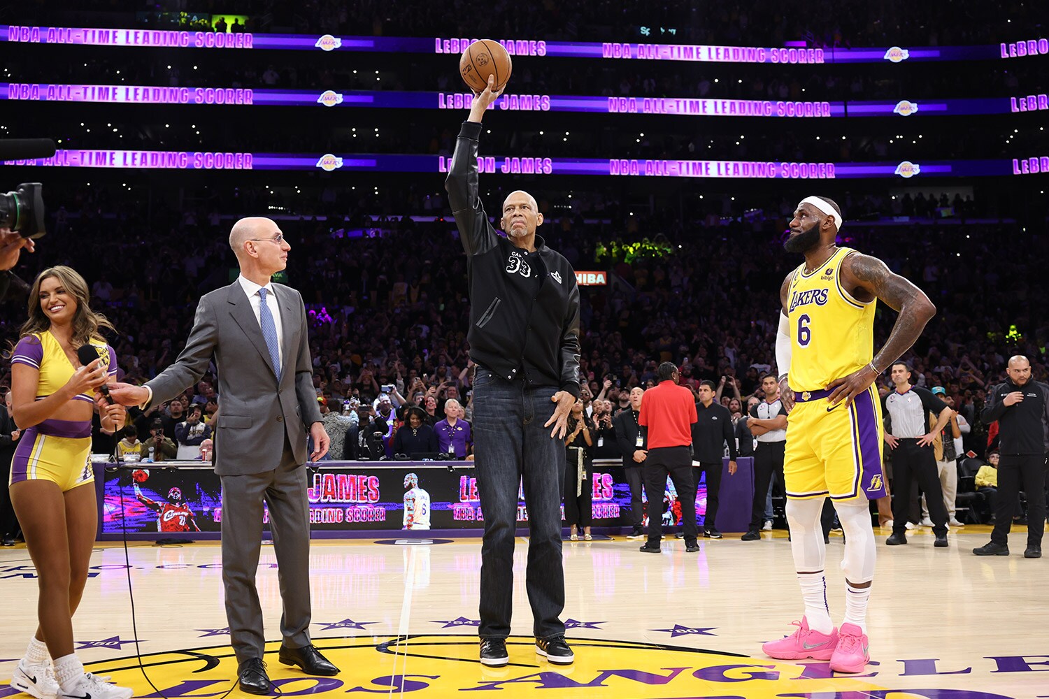 A Night In Photos: Watching LeBron Become the Scoring King | NBA.com