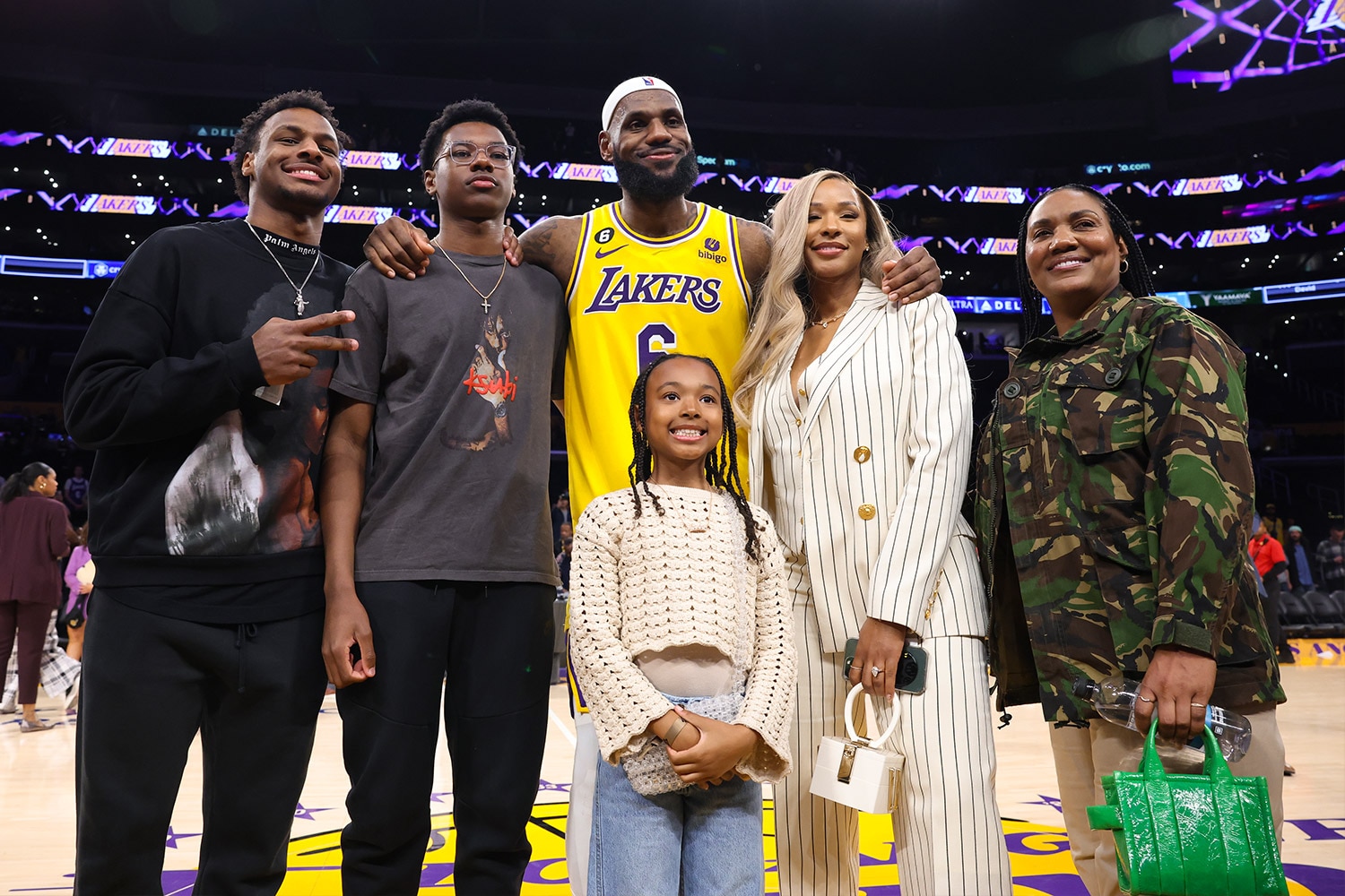 A Night In Photos: Watching LeBron Become the Scoring King | NBA.com