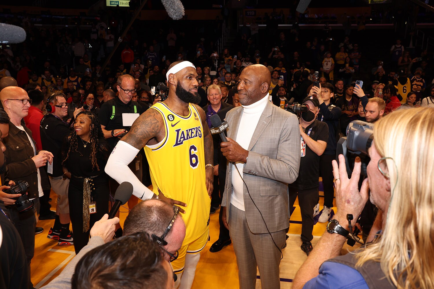 A Night In Photos: Watching LeBron Become the Scoring King | NBA.com