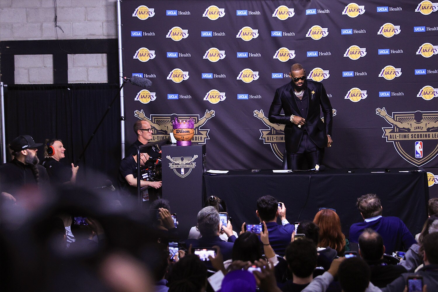 A Night In Photos: Watching LeBron Become the Scoring King | NBA.com