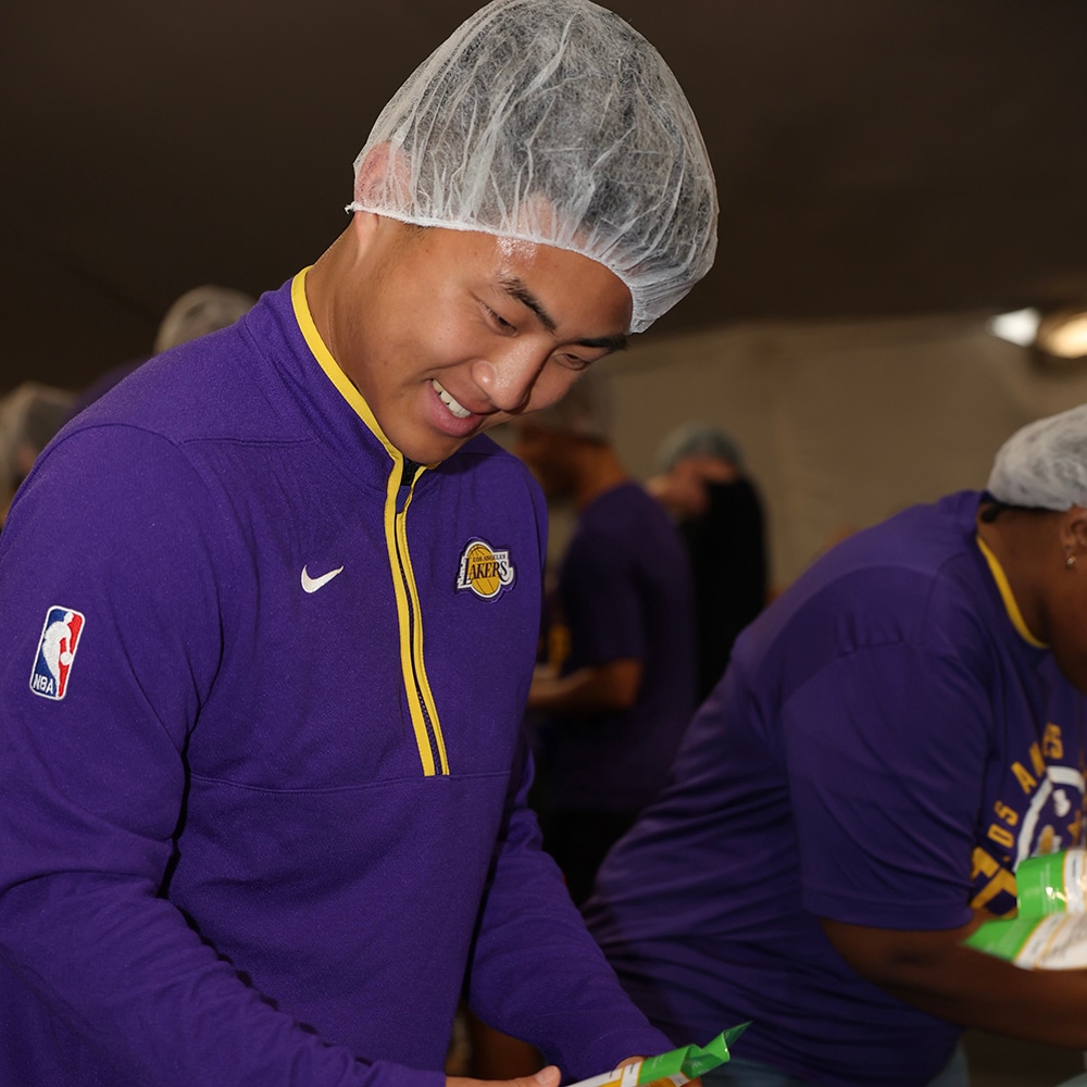 Los Angeles Lakers Team UP with 911 Day for a Day of Service | NBA.com