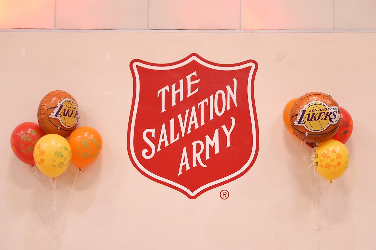 Photos: Lakers Turkey Giveaway 2023 Photo Gallery | NBA.com