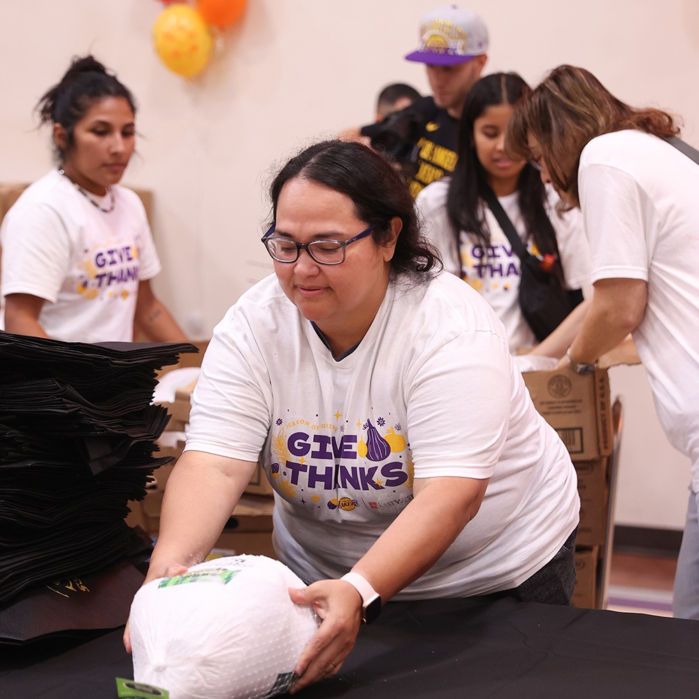 Photos: Lakers Turkey Giveaway 2023 Photo Gallery | NBA.com