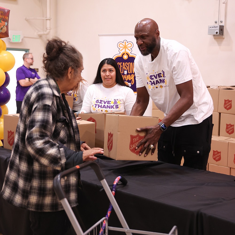 Photos: Lakers Turkey Giveaway 2023 Photo Gallery | NBA.com