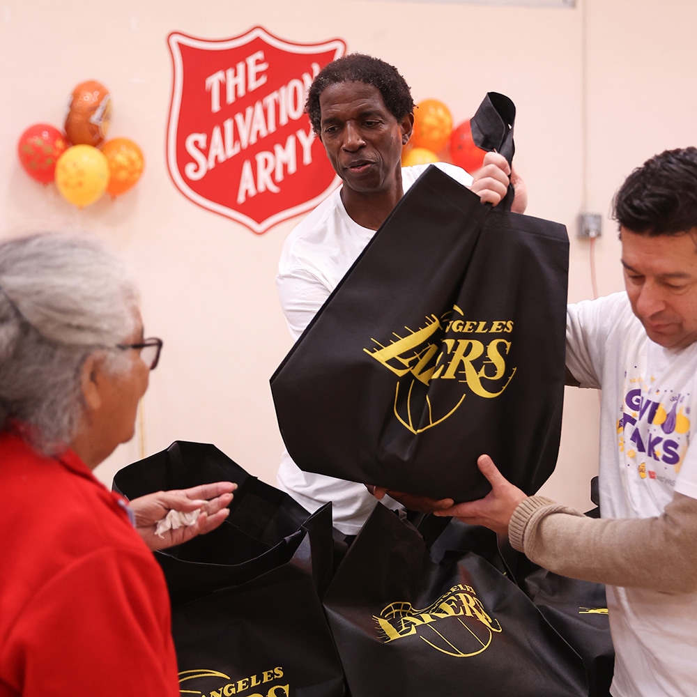 Photos: Lakers Turkey Giveaway 2023 | Los Angeles Lakers