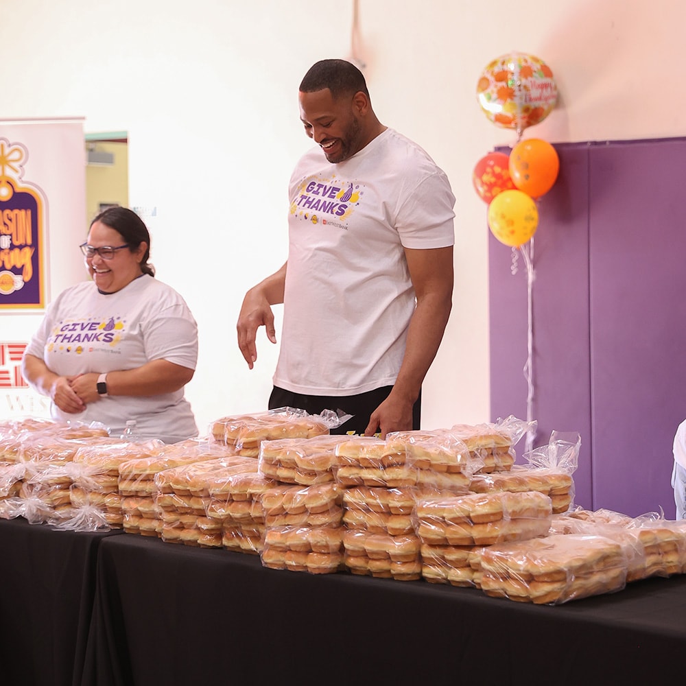 Photos: Lakers Turkey Giveaway 2023 Photo Gallery | NBA.com