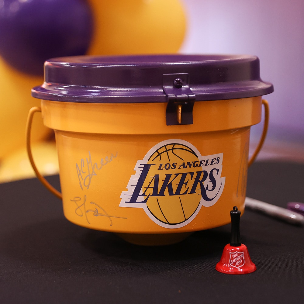 Photos: Lakers Turkey Giveaway 2023 Photo Gallery | NBA.com