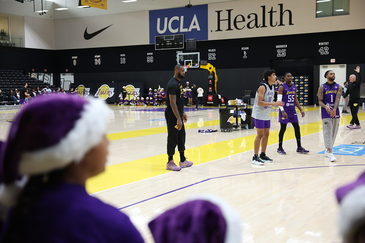 Photos: Holiday Party for Kids 2023 | Los Angeles Lakers