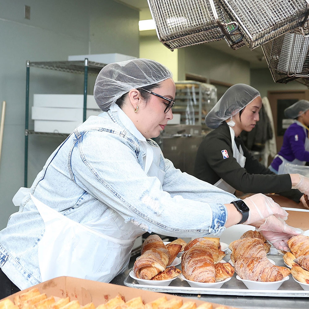 Photos: Lakers TEAM UP with Union Rescue Mission | Los Angeles Lakers