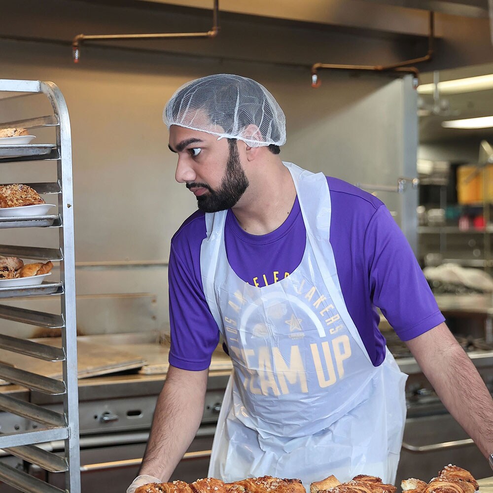 Los Angeles Lakers Teams Up with Union Rescue Mission at the Annual MLK ...