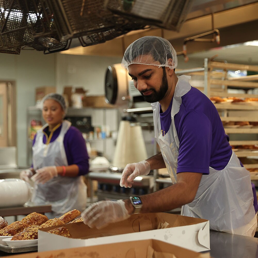 Los Angeles Lakers Teams Up with Union Rescue Mission at the Annual MLK ...