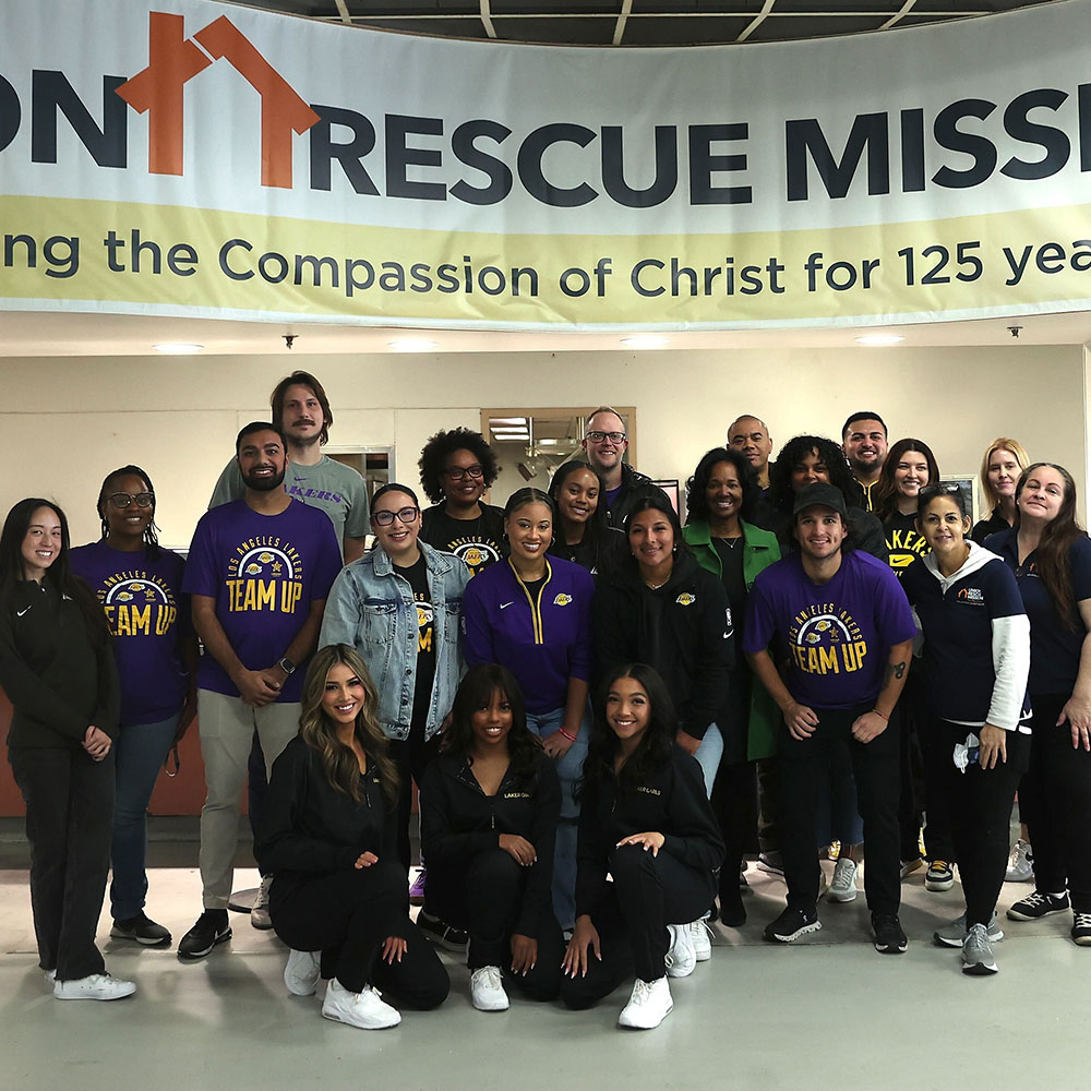 Photos: Lakers TEAM UP with Union Rescue Mission | Los Angeles Lakers