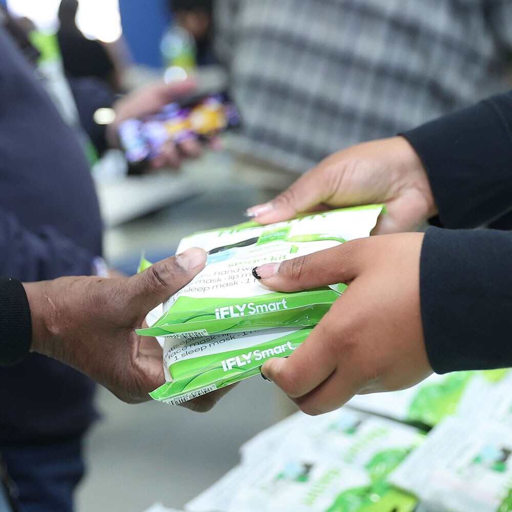 Los Angeles Lakers Teams Up with Union Rescue Mission at the Annual MLK ...