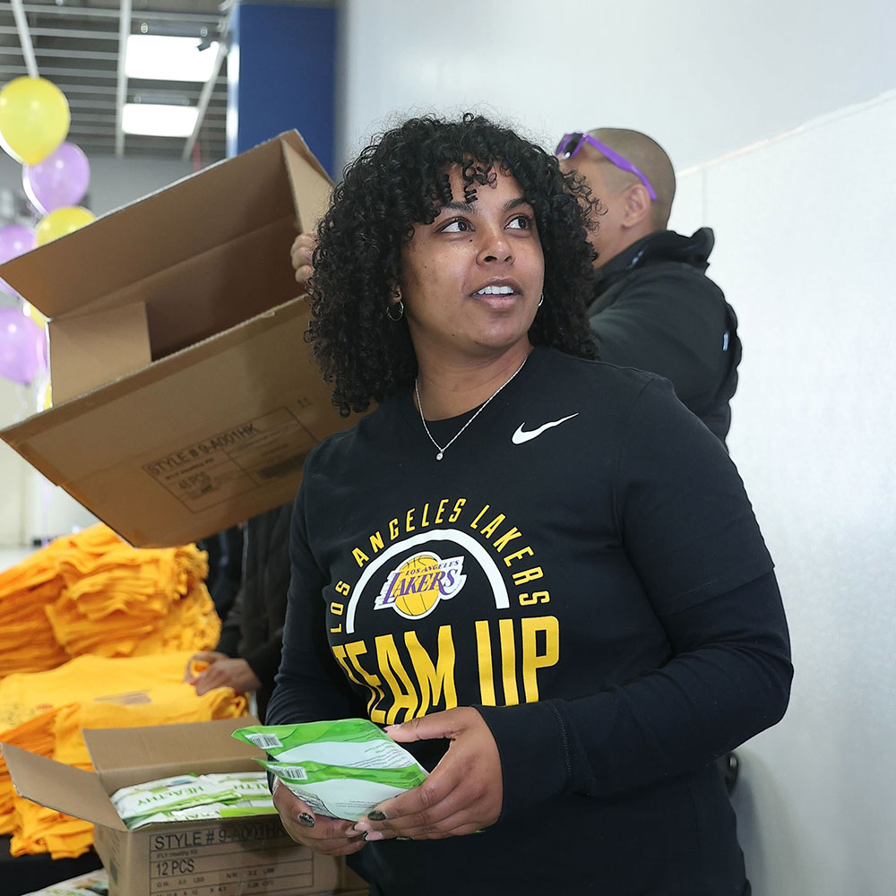 Photos: Lakers TEAM UP with Union Rescue Mission | Los Angeles Lakers