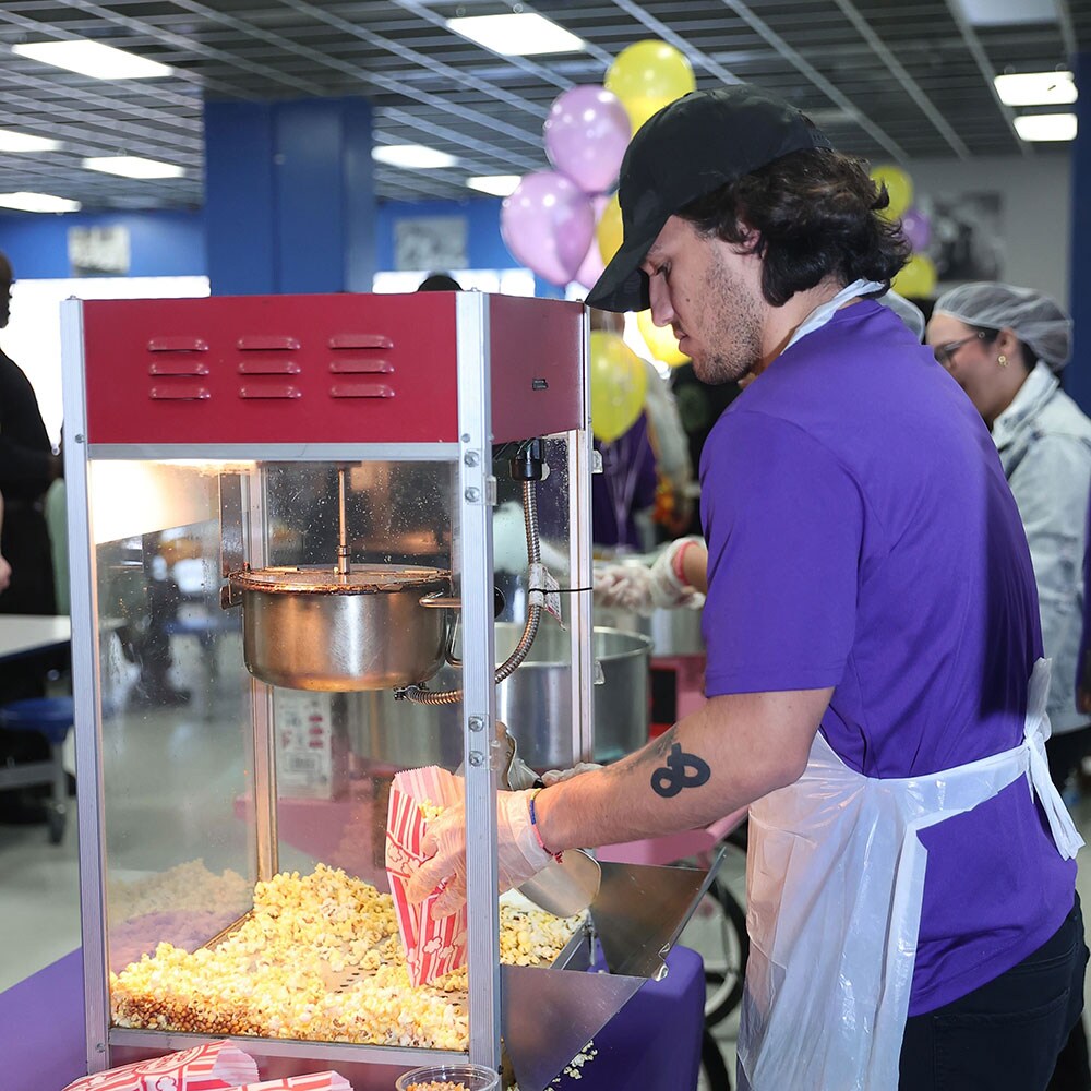 Los Angeles Lakers Teams Up with Union Rescue Mission at the Annual MLK ...