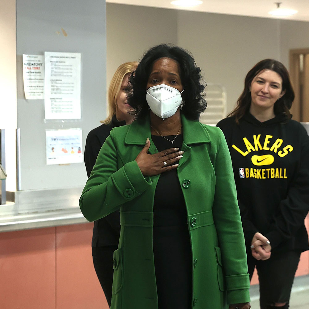 Photos: Lakers TEAM UP with Union Rescue Mission | Los Angeles Lakers