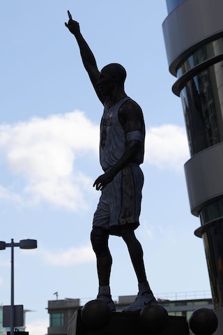 Kobe Statue Content Page | Los Angeles Lakers