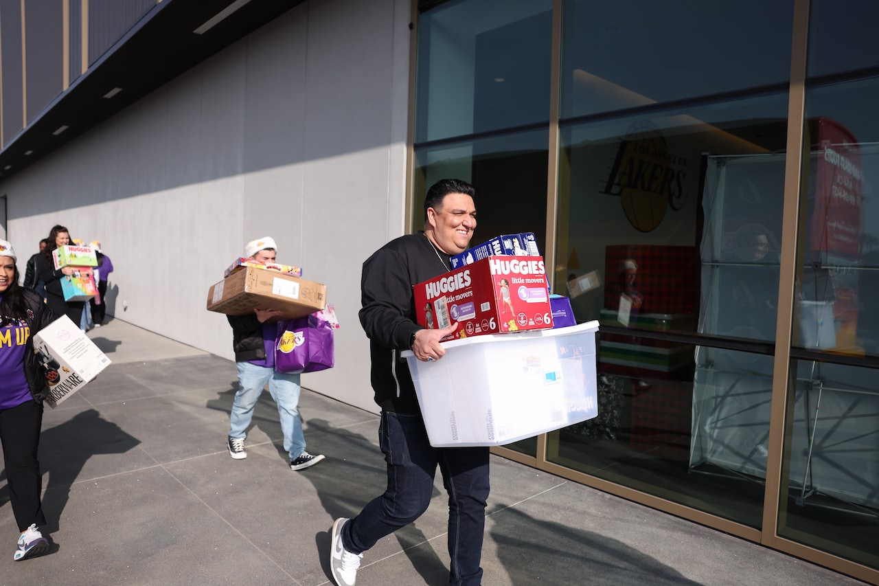 Los Angeles Lakers Employees “Team Up” and Give Back for the Holidays ...