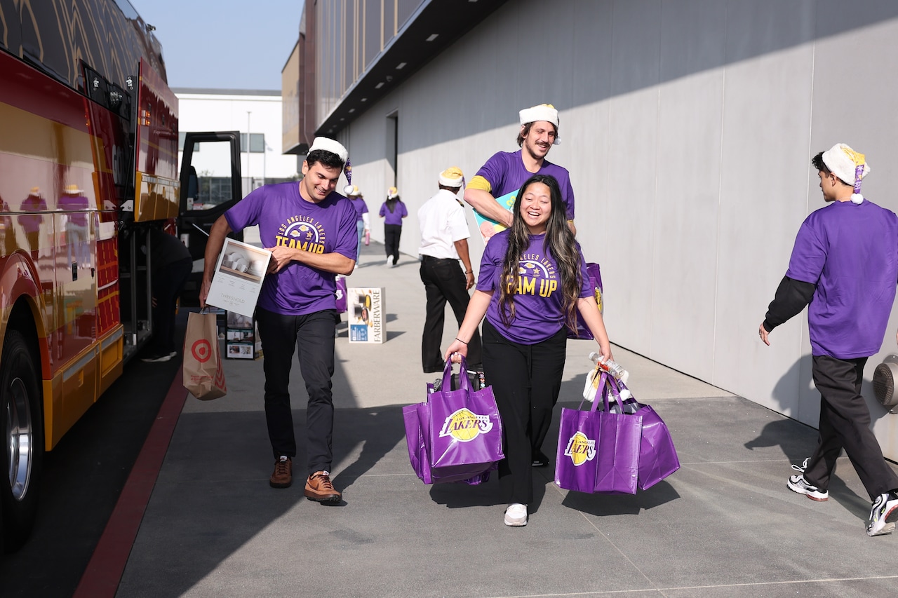 Los Angeles Lakers Employees “Team Up” and Give Back for the Holidays ...