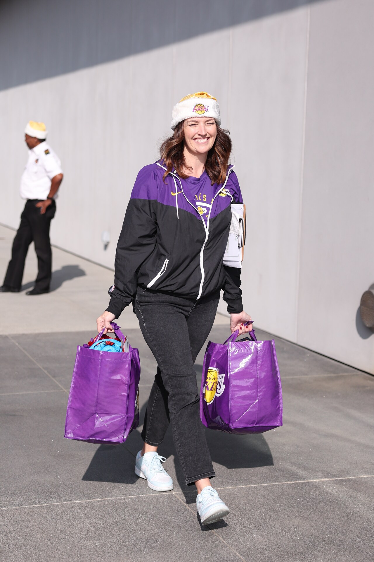 Los Angeles Lakers Employees “Team Up” and Give Back for the Holidays ...