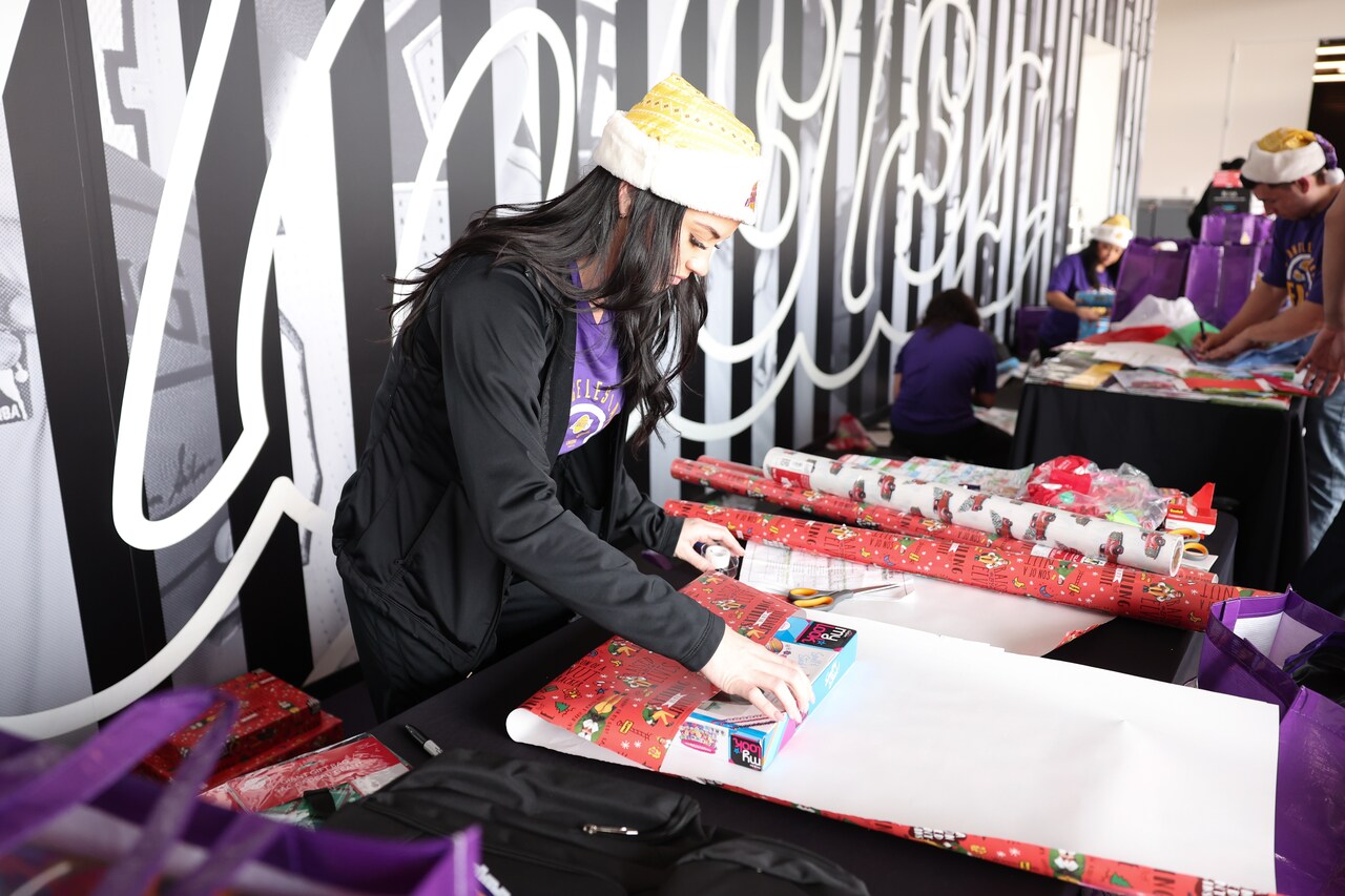 Los Angeles Lakers Employees “Team Up” and Give Back for the Holidays ...