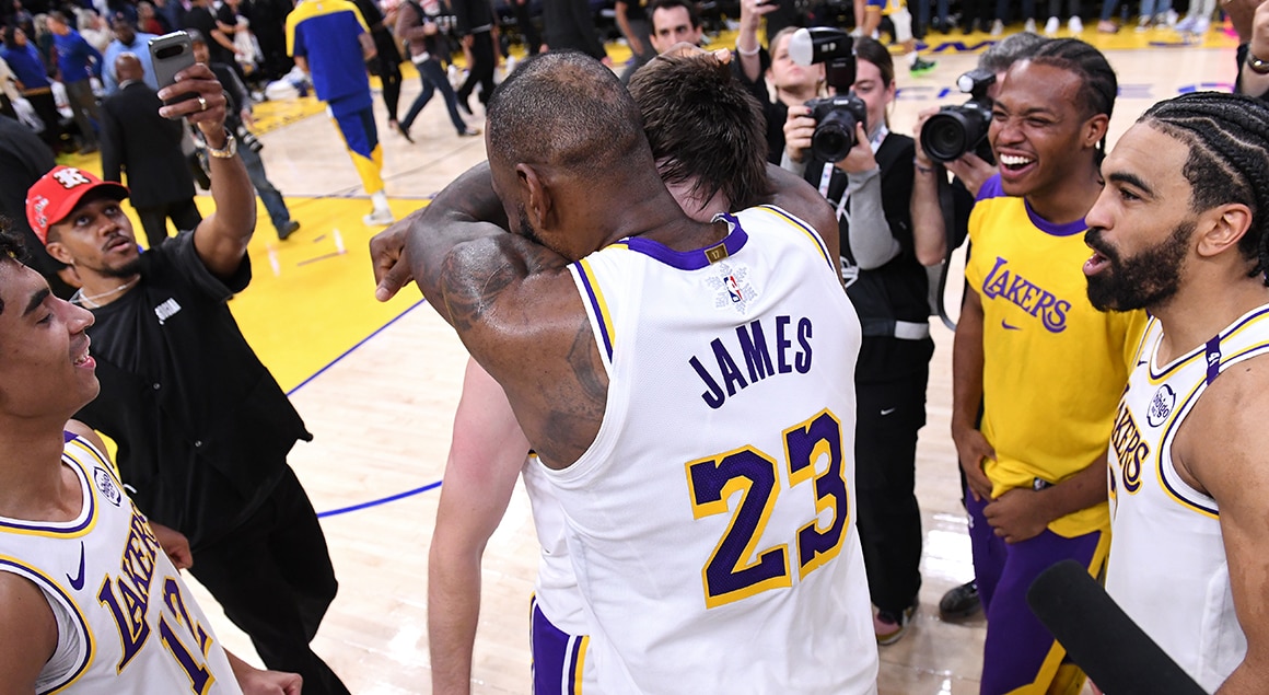 Reaves Delivers like Santa in San Francisco | Los Angeles Lakers